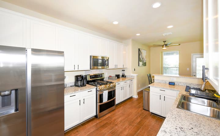 San Antonio Home | Six Flags, Seaworld & Lacantera - Helotes, TX