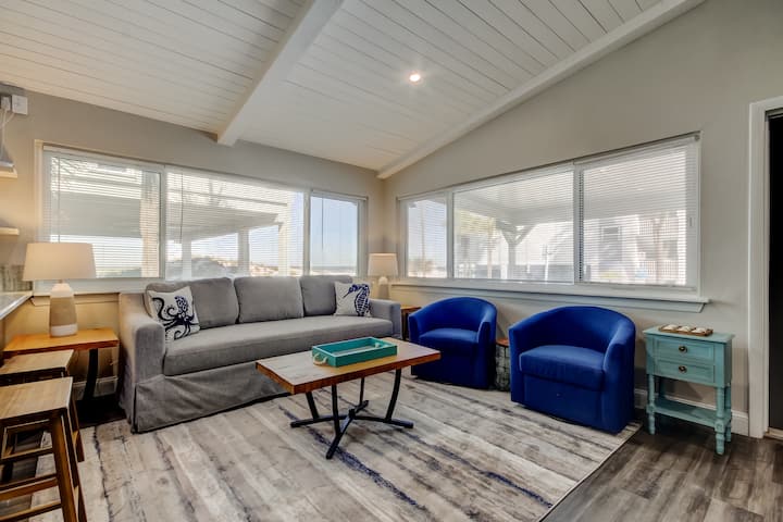 Newly Updated 3 Br- King Bed! Steps To The Beach! - Clearwater Beach, FL