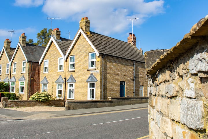 Stamford Townhouse With Parking - Bourne