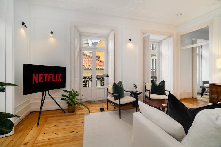 Elegant Stay In Lisbon’s Historic Bairro Alto - リスボン