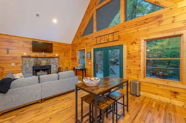 Creekside Cabin W/ Hot Tub - Maggie Valley, NC