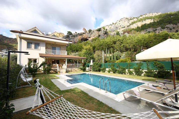 Göcek'te Büyük Havuzlu Villa - Göcek