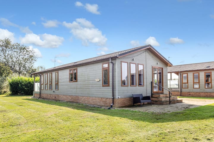 Luxury Lodge With Hot Tub - Downham Market