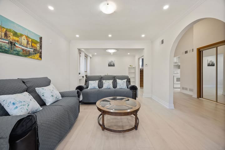 Self-sustainable Modern Home - Toronto
