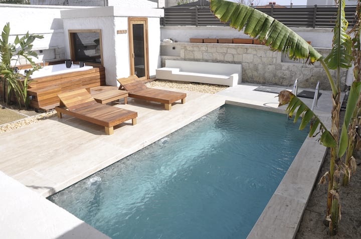 Alaçatı'da Saunalı Jakuzili Villa - Alaçatı