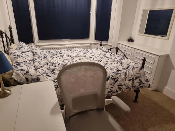 Private Spacious Room With Desk - Warwickshire