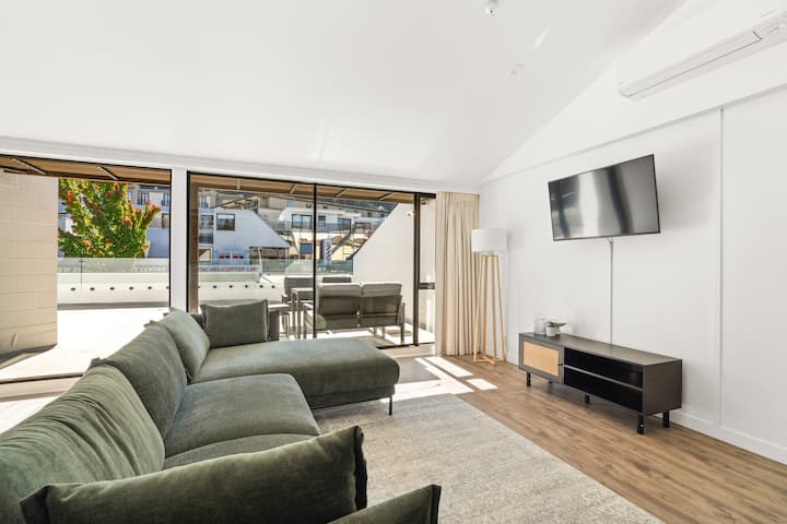 Central + Balcony | Stylish 2br Queenstown Base - Queenstown