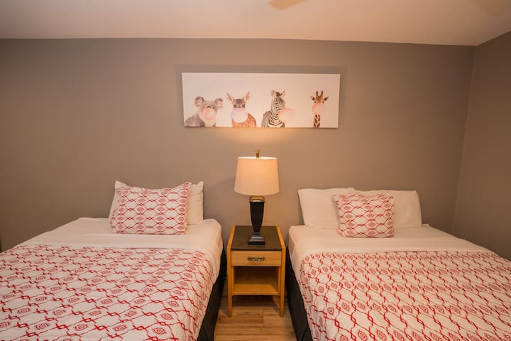 Hop In Suites - Hinton, AB, Canada