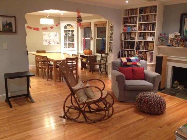 Sun-drenched Room In Newton - Newton, MA