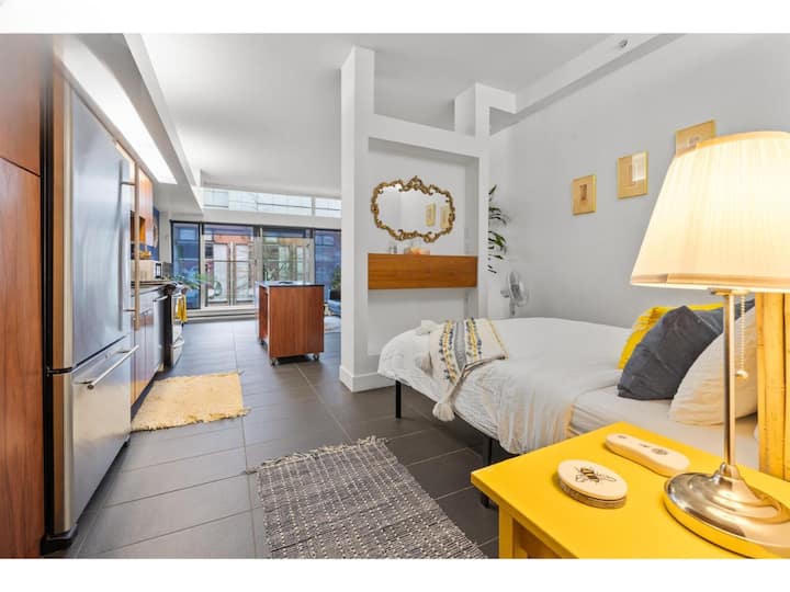 Chic Condo Studio With Parking - Vancouver