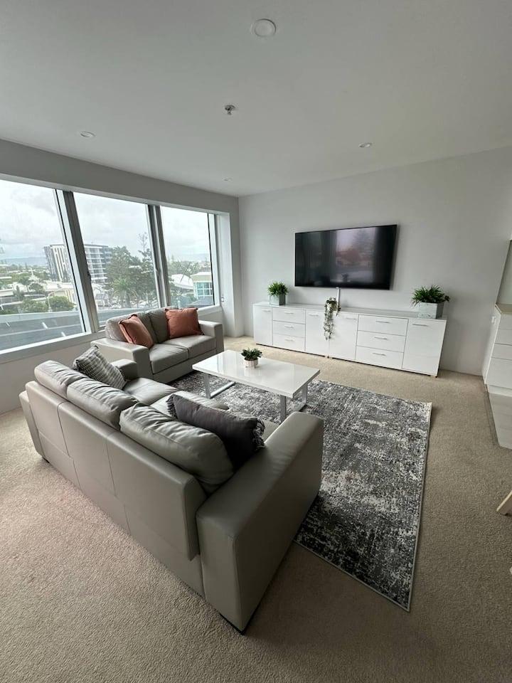 Spacious & Bright 2br Apt W/ Parking & Pool - Surfers Paradise