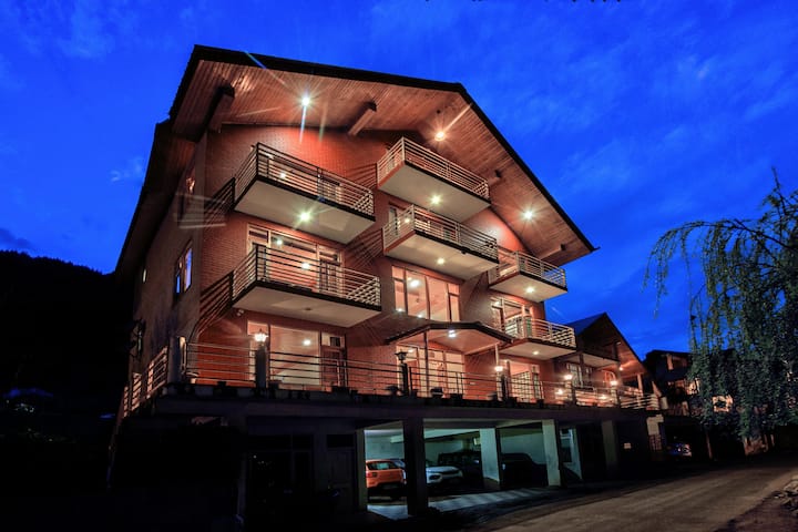 New Apple Cottage -8br First Floor By Homeyhuts - Manali