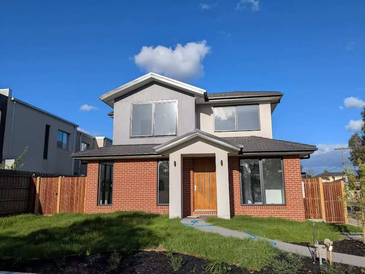 Quiet And Comfortable - Ivanhoe