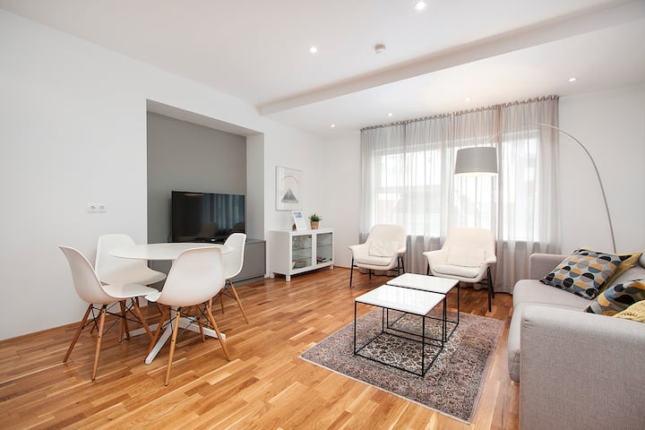 Comfy Central Apartment With Private Parking - Reykjavik