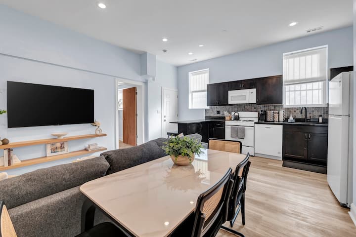 Stylish Retreat | Near Downtown | Modern Comfort - West Englewood - Chicago