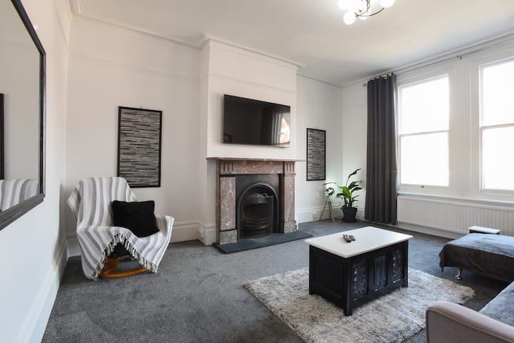 Employee Friendly 2 Bedroom Home Near Albert Road - Portsmouth