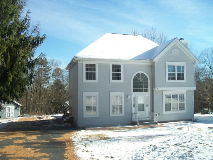 Relaxing Woodland Getaway - Tannersville, PA