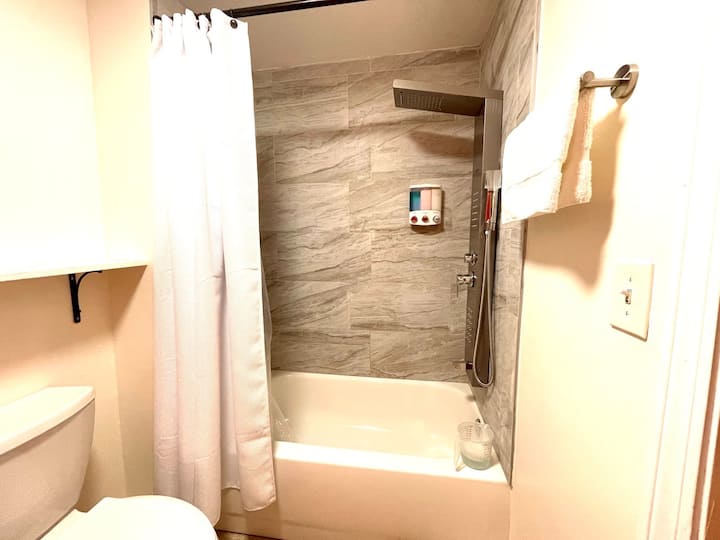 Cozy King Bed Suite In Greater Boston Area - The Dock, Randolph