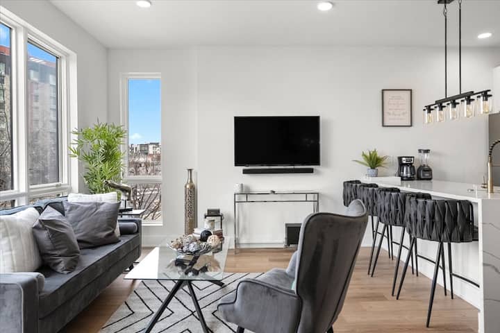 The Senate Suite | Modern Comfort Near Metro - Washington, D.C.