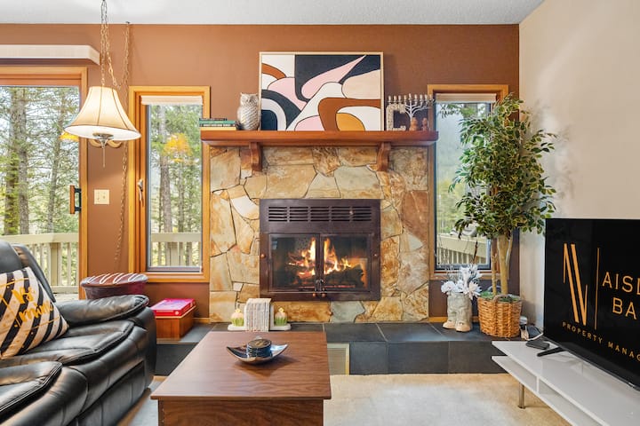 Golden Summit | Air Hockey | Wood Fireplace | Pets - Radium Hot Springs