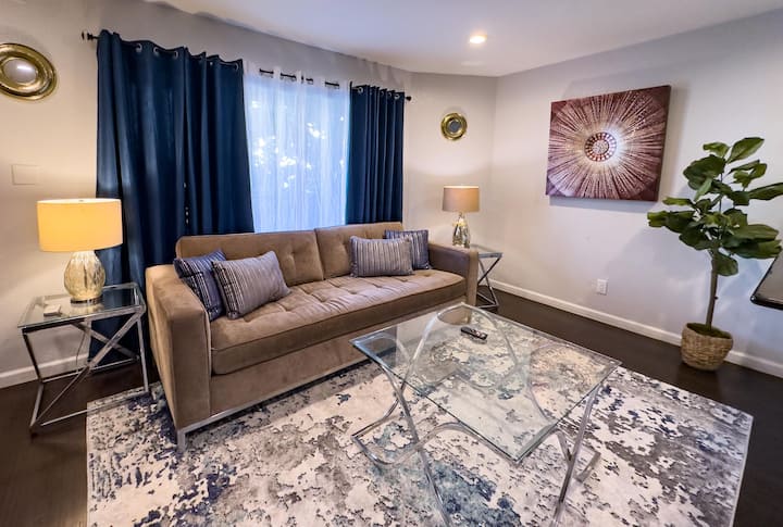 Spacious 1 Bdr Apt In Hollywood - Beverly Hills, CA