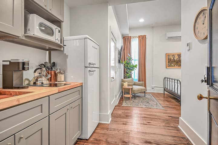 Historic Hattie House Suite - Queen - Abingdon, VA