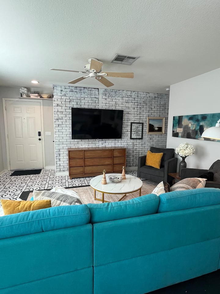 2 Bedroom Home W/ Lots Of Extras - Phoenix, AZ