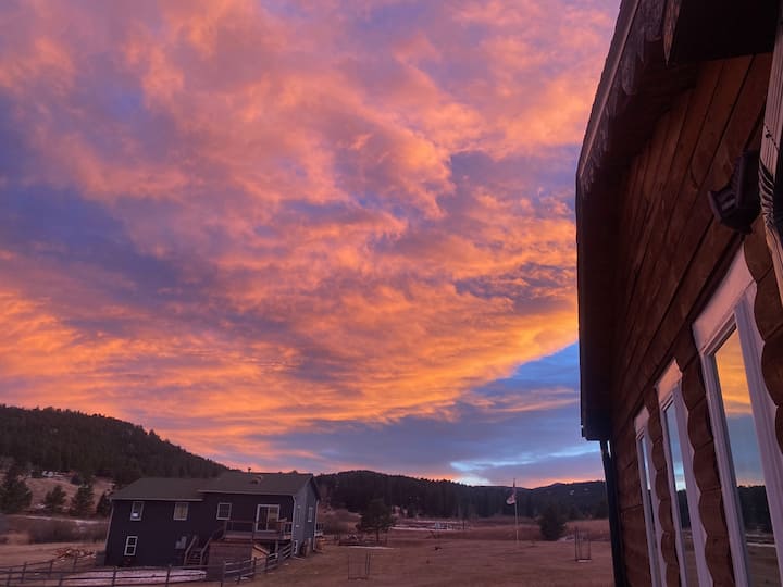 Cozy Creekside Mountain Cabin - Evergreen, CO