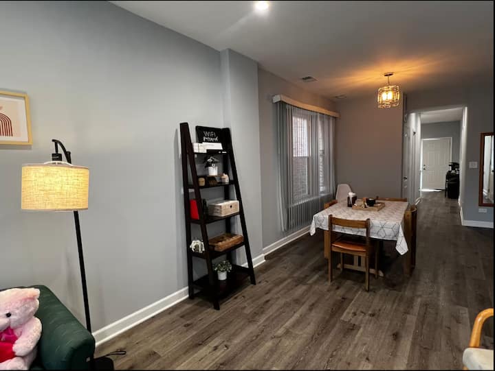 Walk To Humboldt Park! Pet-friendly 2br W/ Parking - Sleepy Hollow - Chicago