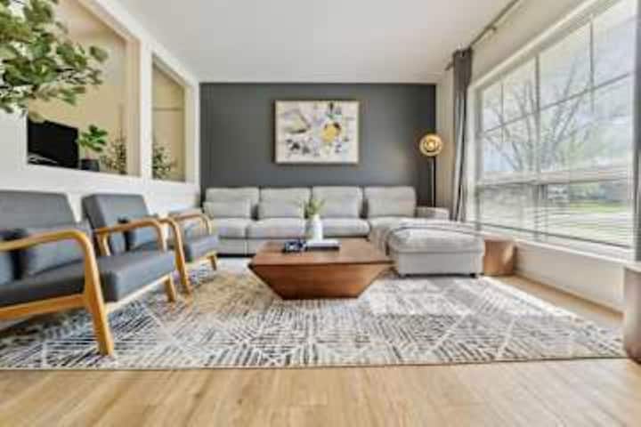 Modern Farmhouse | Yard+pets Ok - Schaumburg, IL