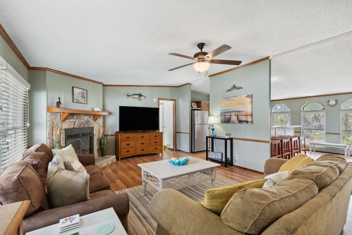 Coastal Retreat: Mobile Home Near Beach & Pool! - Orange Beach, AL