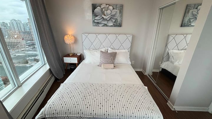 Cozy Vibes | Pool + Free Parking - Burnaby