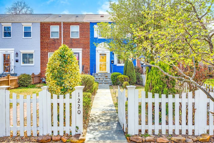 |~|Fenced Yard|~|grill|~|book Now!|~| - Alexandria, VA