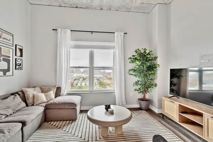 Modern 2br • Indy Canal Stay • Pool •  Pets • Gym! - Indianapolis, IN