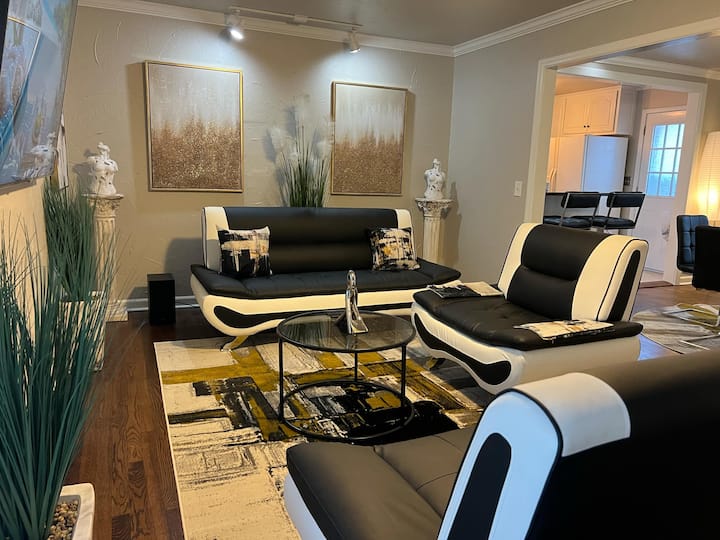 The Modern Retreat - Bethany, OK
