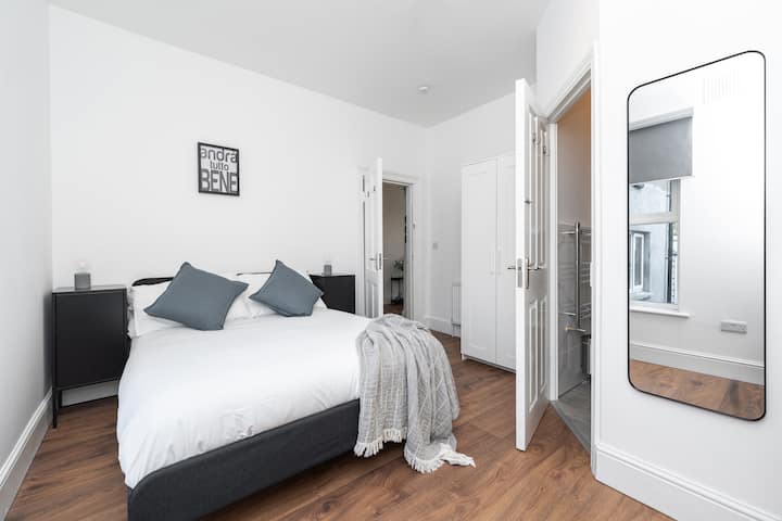Beautiful Ensuite Bedroom In Broadstone - Dublin
