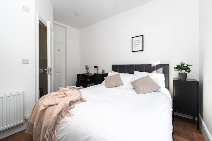 Modern Ensuite Bedroom In Broadstone - Dublin, Ireland