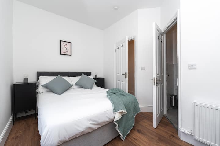 Lovely Ensuite Bedroom In Broadstone - Dublin