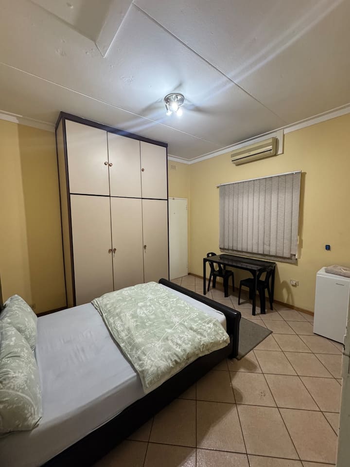 Double Room With Aircon, Shared Kitchen & Bathroom - Windhoek