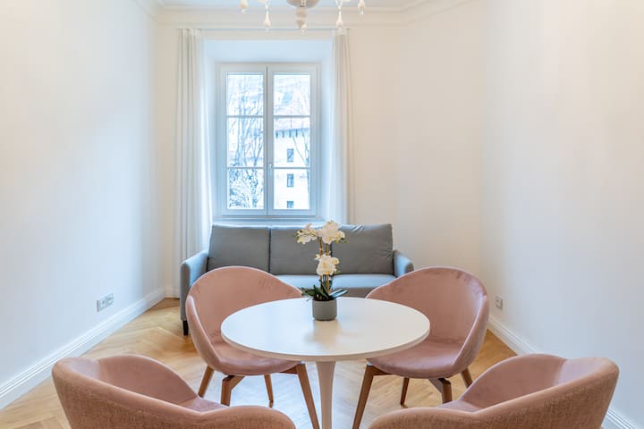 Raffinato, 2 Camere Matrimoniali, Garage Incluso - Merano
