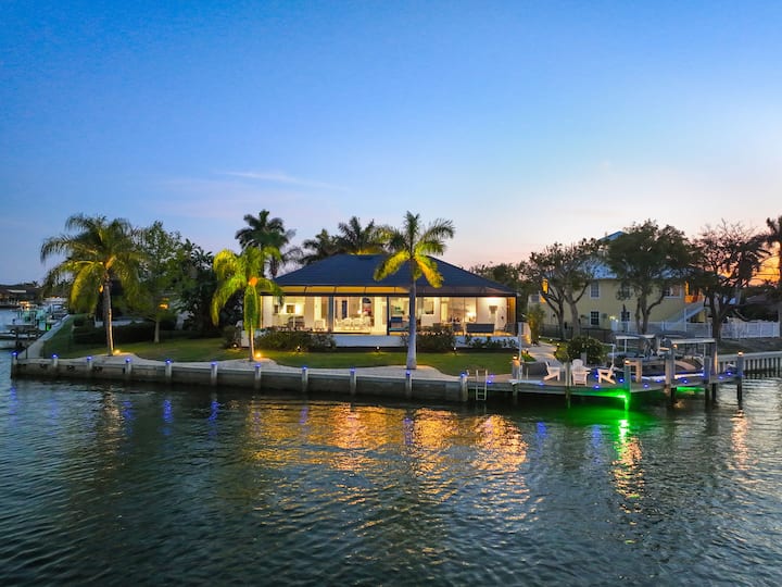 Villa Barcelona: New Listing 3/3 W/ Pool Sleeps 14 - Marco Island, FL
