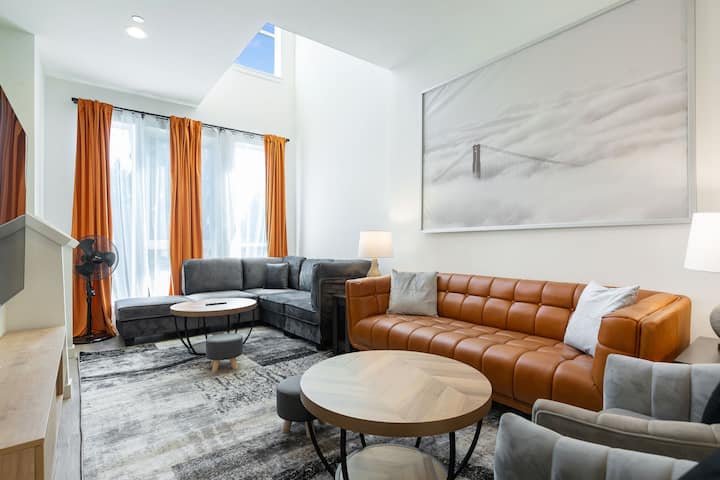 Prime Location W/ View & Parking - Seattle, WA