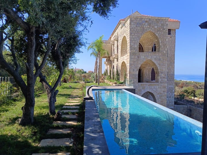5-br Villa, Pool, Sauna, Gym, Wine Cave, Sea View - Lübnan