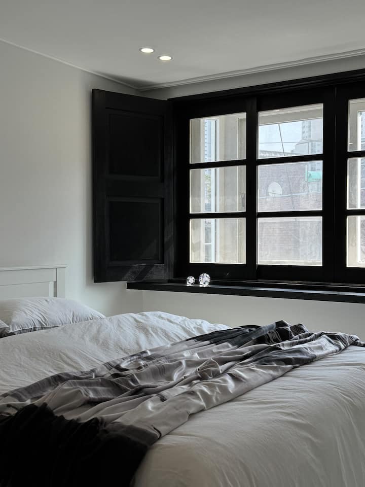 Hongdae Pond | 3r/5b | 1b/2shws - Seoul