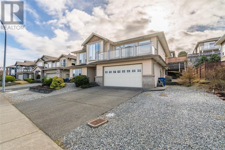 Ocean View Guesthouse Ft. 4 Bedrooms, 3 Bathrooms - Nanaimo