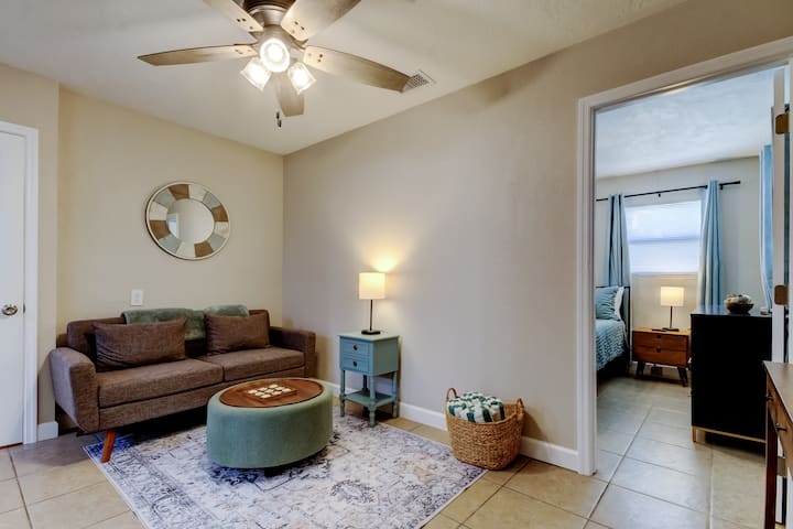 New Years Sale! 2 Br-king Bed! Steps To The Beach! - Clearwater Beach, FL