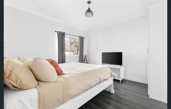 New House Near To City/highpoint - Melbourne