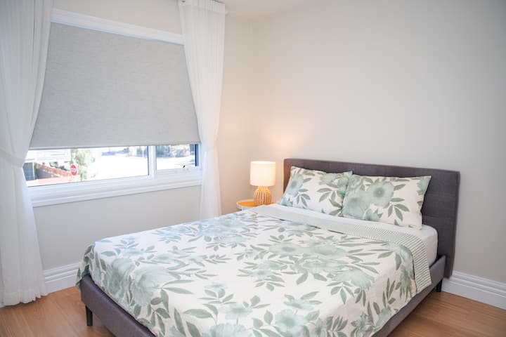 Comfortable Queen Bedroom In New Home - Tottenham