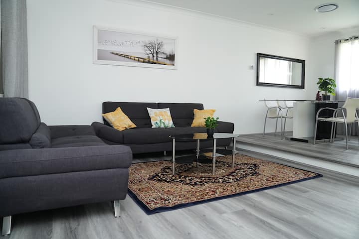 Blue Orchid 3-bed Retreat @ Werrington W/ Parking - Kingswood