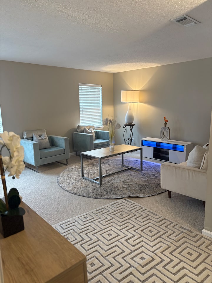 Luxury Top-floor Condo - Alabama Safari Park